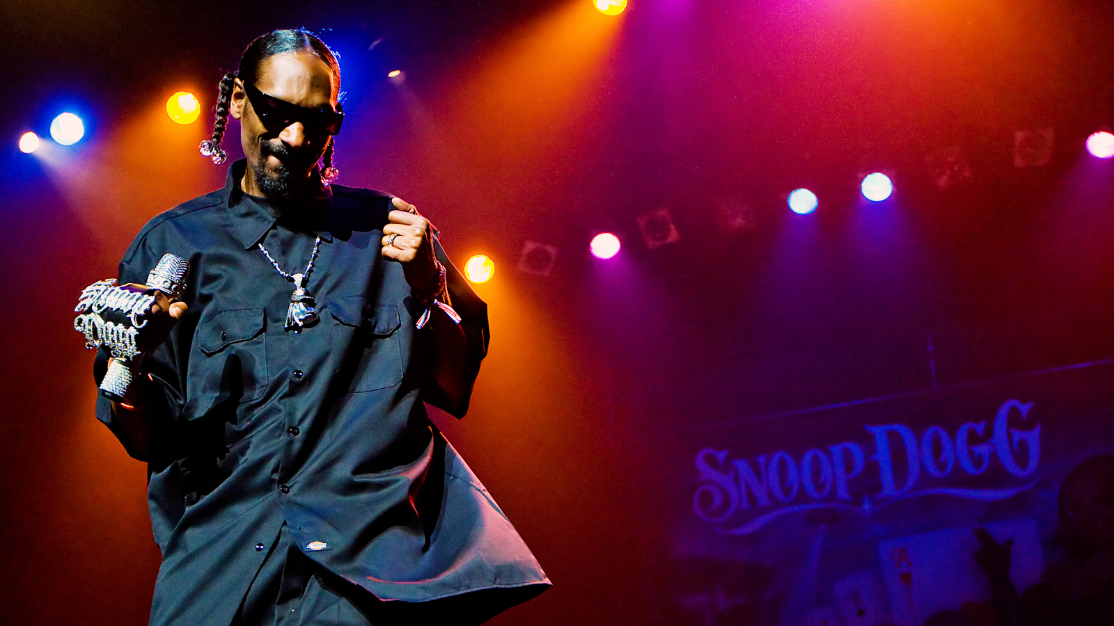 Sometimes I get high and think about Snoop Dogg's short-lived sketch ...